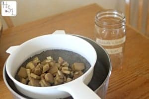 3 Methods for Straining Herbal Infusions